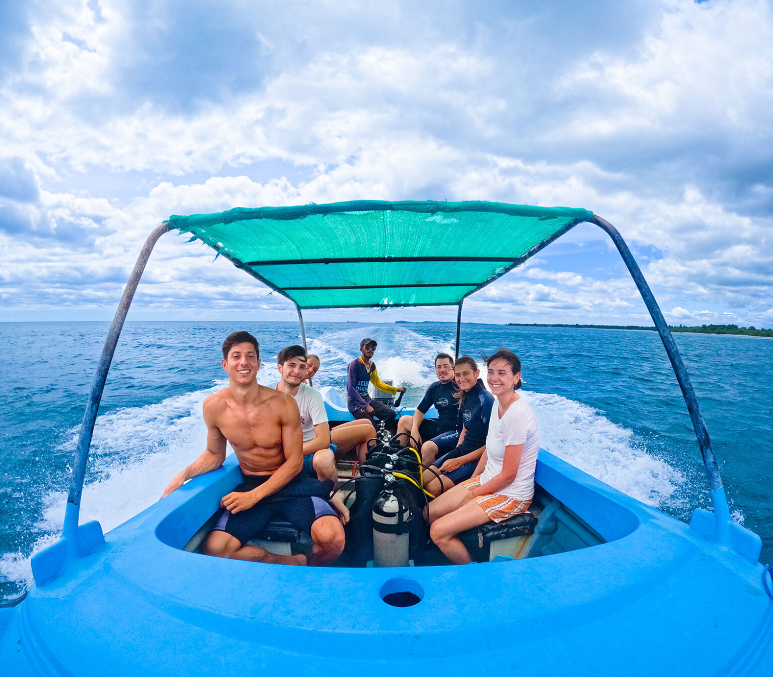 Glass boat in Trincomalee – Pigeon Island Diving Centre